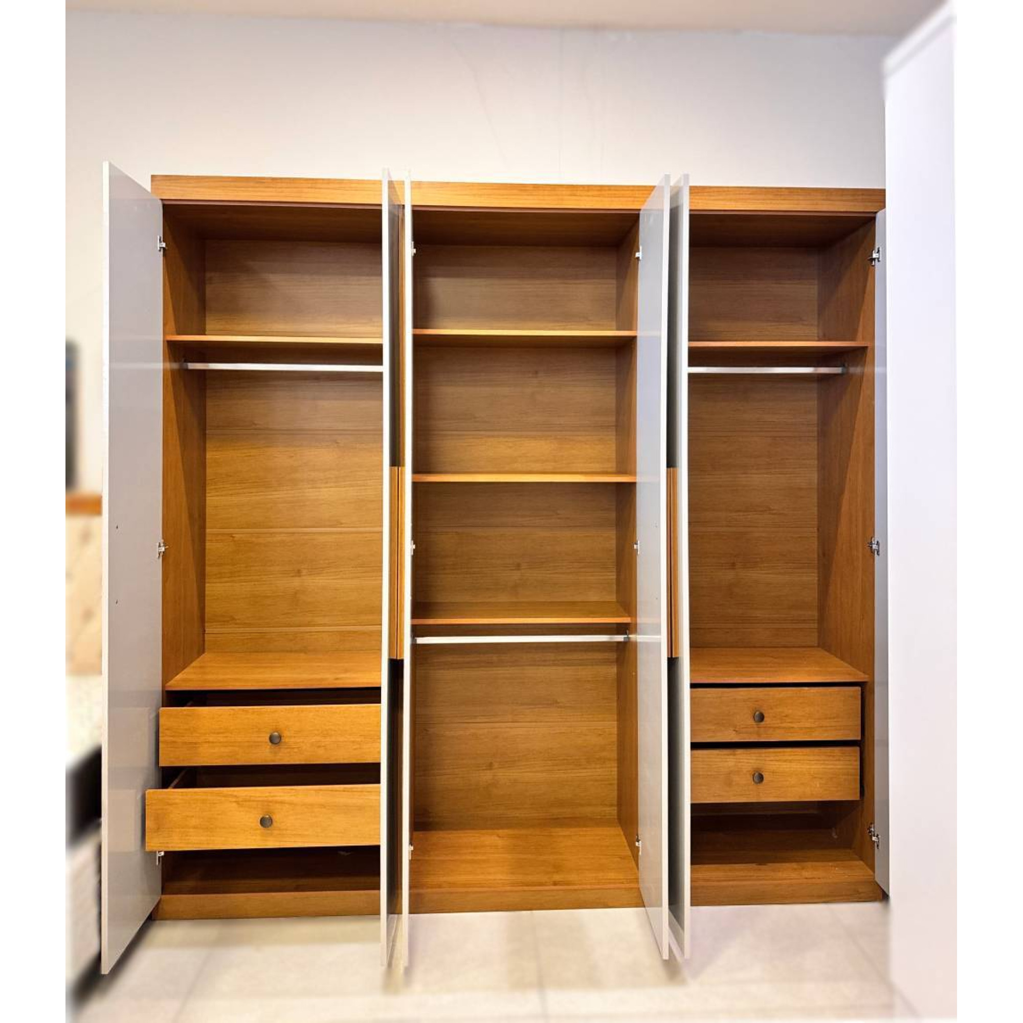 Guarda Roupa Casal Bariloche c/ 6 Portas 4 Gavetas - Cinamomo/Off White