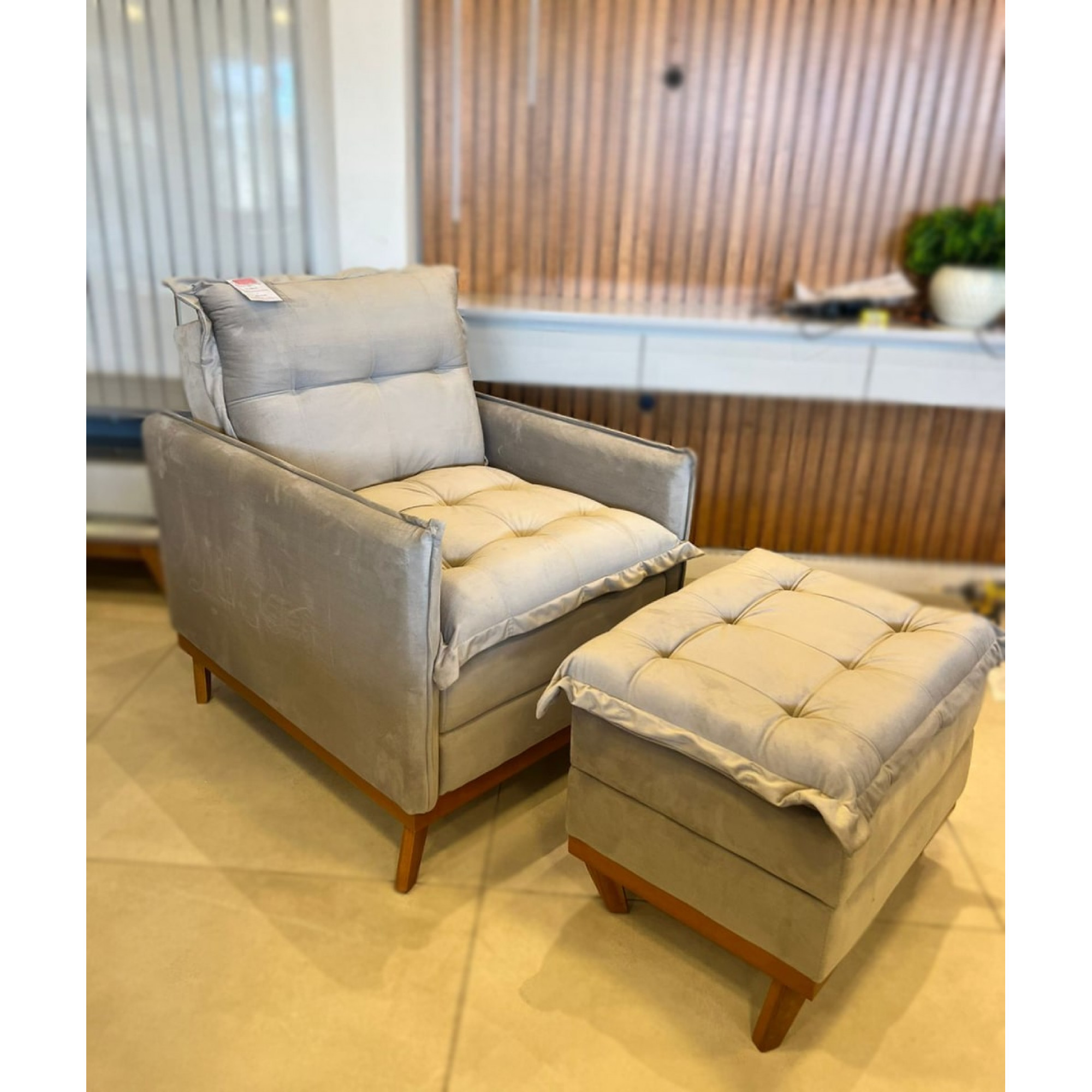 Poltrona Rubi Retrátil com Puff Decorativa - Bege