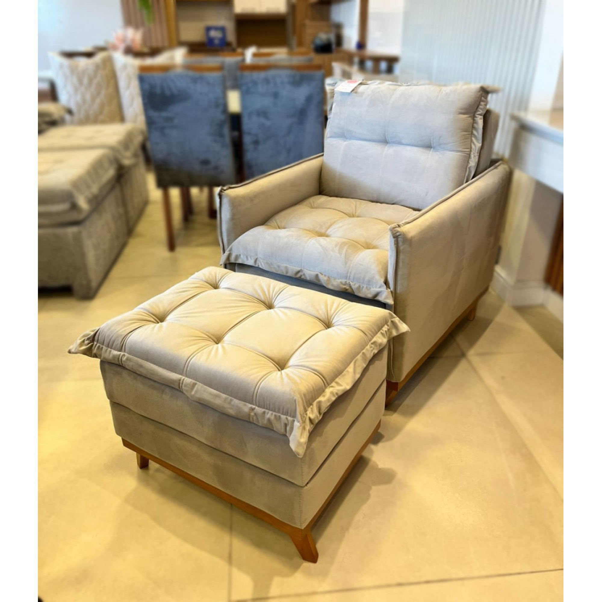 Poltrona Rubi Retrátil com Puff Decorativa - Bege