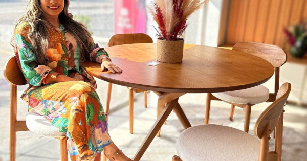 Mesa de Jantar Aiko 135 cm com Tampo Laminado com 4 Cadeiras Aikos Madeira tecido Bucle Bege