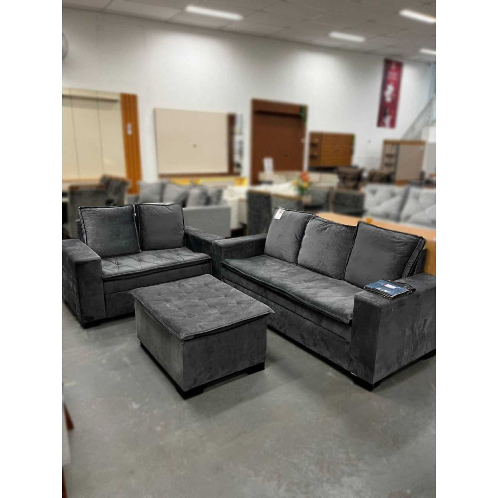 Conjunto de Sofá França 2 e 3 Lugares com Puff – Tecido Veludo – Cinza