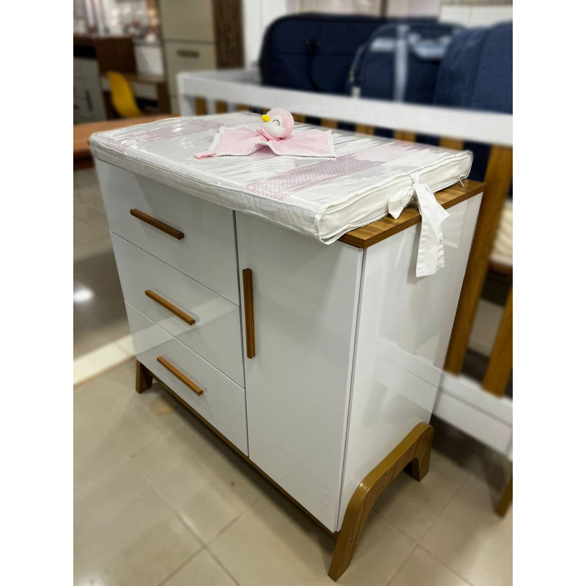 Cômoda Retrô Guti c/ 1 Porta e 3 Gavetas - Móveis Peroba - Branco ...